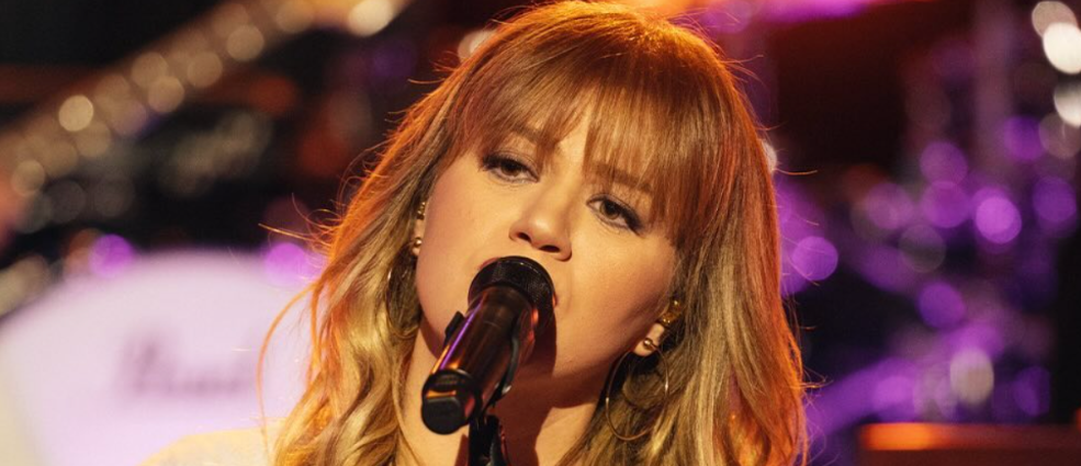 Jelly Roll Brought To Tears By Kelly Clarkson's Impeccable "Kellyoke ...